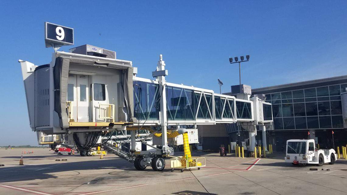 Wichita airport’s glass jet bridges heat up despite AC | Wichita Eagle